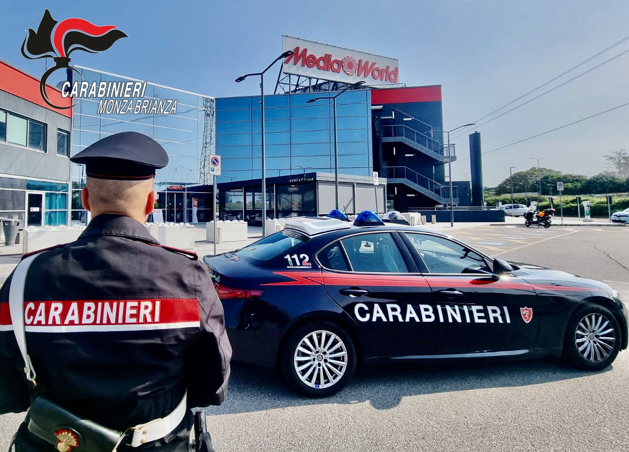 Tenta il furto di due cellulari, fermato da un carabiniere fuori ...